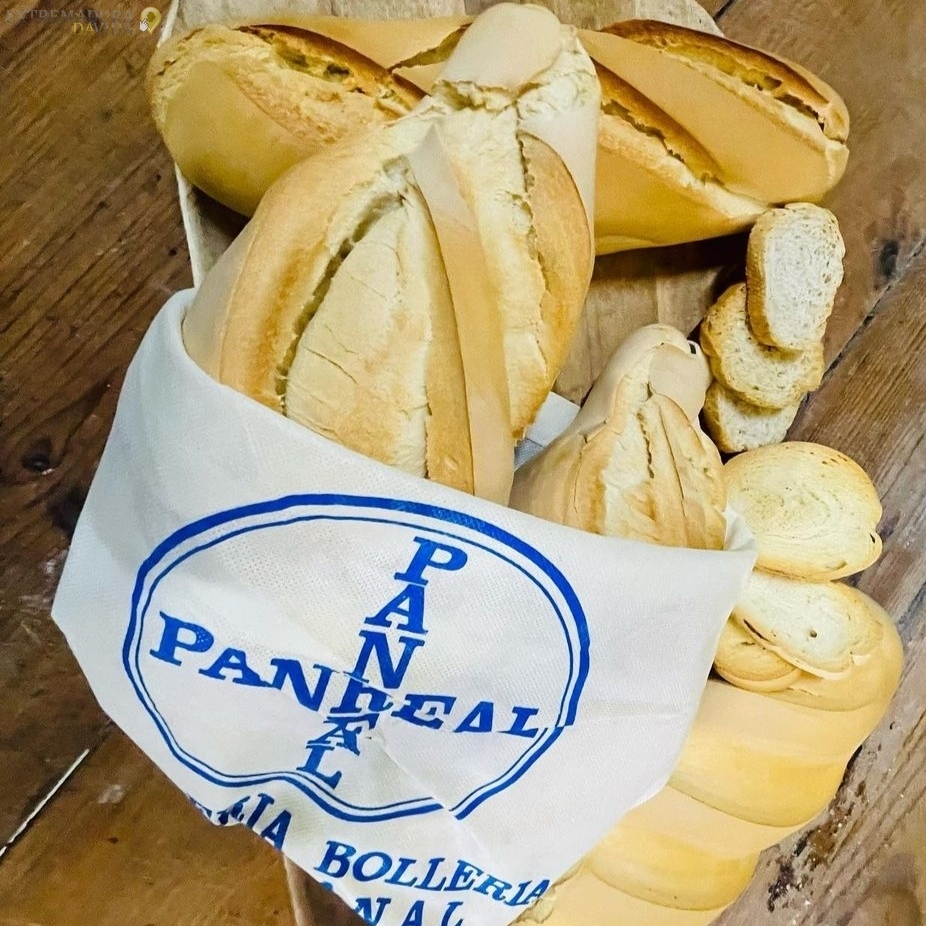 Horno de leña en Almoharín Obrador Distribuidor PanReal Panadería ...